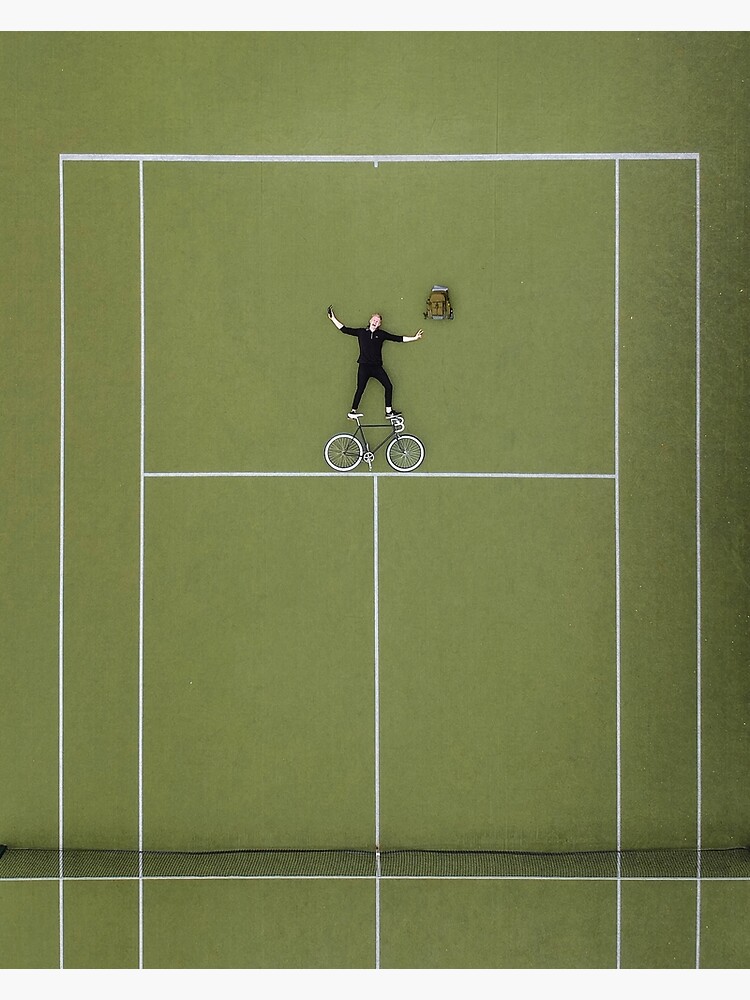 Póster «Vista aérea del hombre en bicicleta en la cancha de tenis» de ...