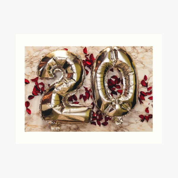 "Nummer 20 zwanzig in Form von silbernen Luftballons auf Marmor ...