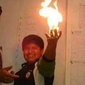 Pegatina for Sale con la obra «Kid Holding Fire Meme» de liel442 ...