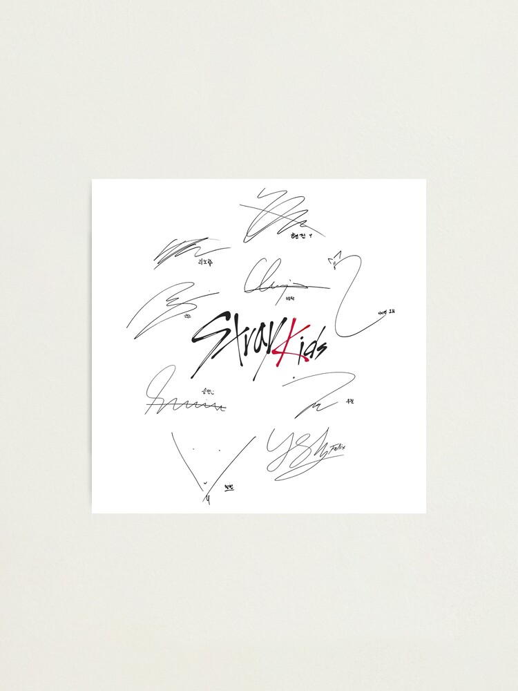 Lámina fotográfica «Stray Kids - Logotipo con firmas (blanco)» de ...