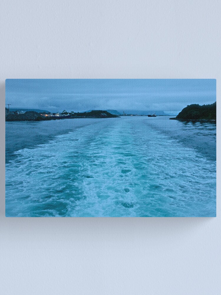 "Nocturnal palette the Norwegian Sea colours . Bye ! Bye ! Awsss ...