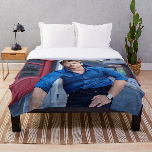 "chris hemsworth" Throw Blanket for Sale by cocotmu | Redbubble