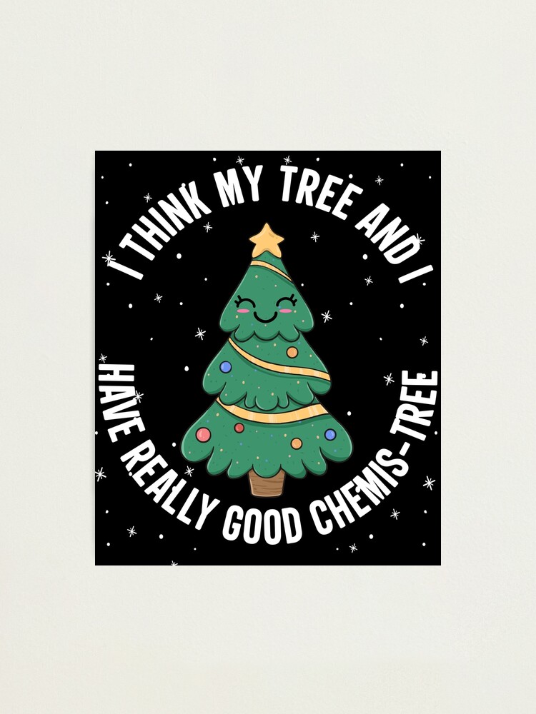 Lámina fotográfica «Creo que mi árbol y yo tenemos muy buen árbol de Navidad.» de KawaiiTees ...