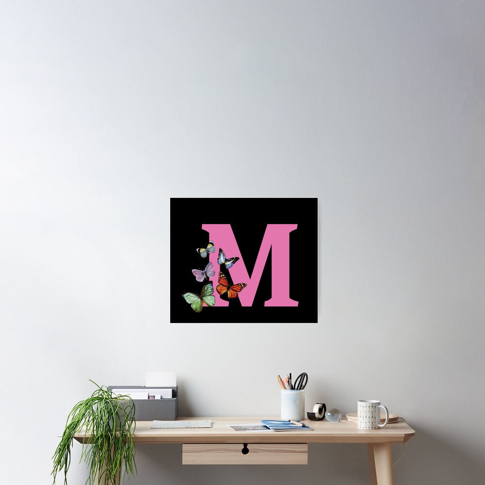 Póster «Letra M rosa con mariposas de colores» de ColorsHappiness ...