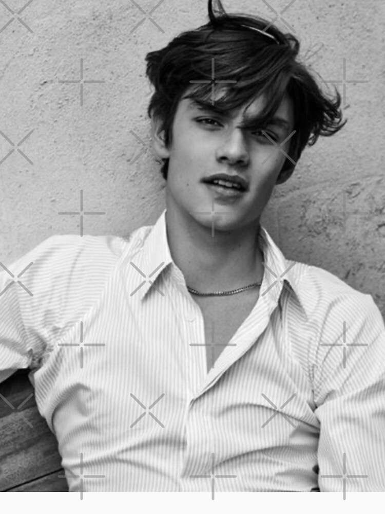 Camiseta « Fotos de Louis Partridge Modeling» de tracynguyen23 | Redbubble