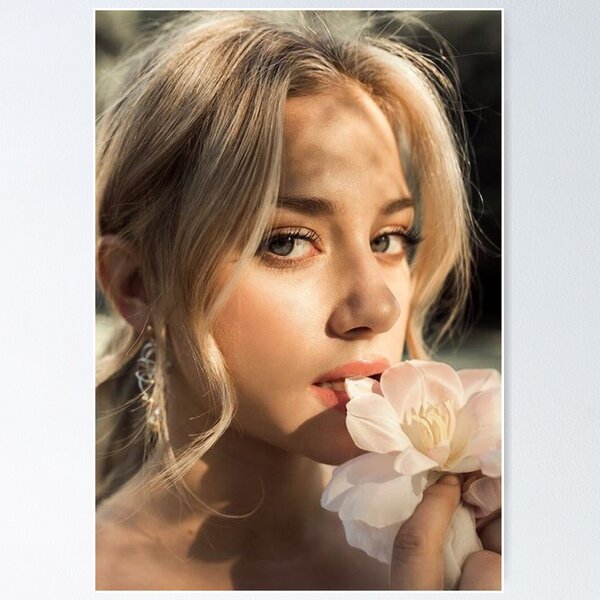 Poster for Sale avec l'œuvre « Lili Reinhart » de l'artiste ...