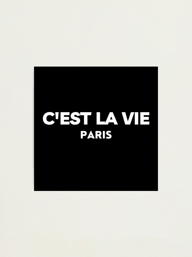 "C'est La Vie Paris - Es ist das Leben (weißer Text)" Fotodruck von ...