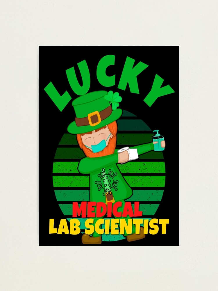 Lámina fotográfica «LUCKY MEDICAL LAB CIENTÍFICO DABBING LEPRECHAUN ...
