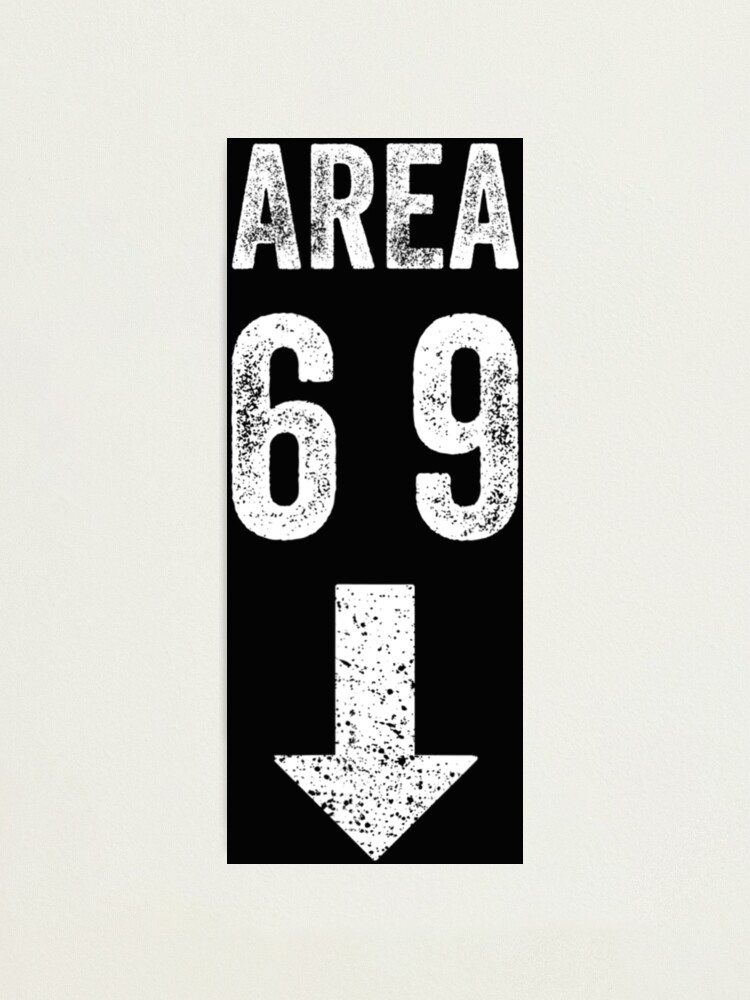 "Area 69 Alien Vintage im futuristischen Stil" Fotodruck von ...