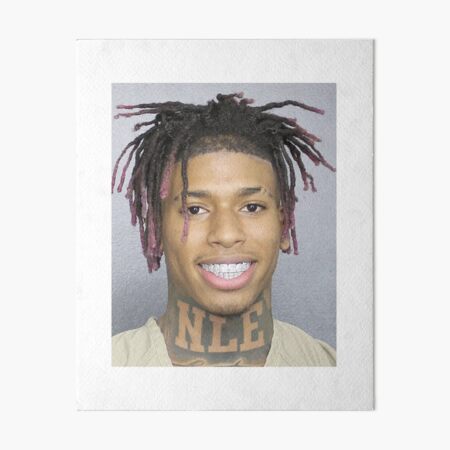 Impression rigide for Sale avec l'œuvre « NLE Choppa Mugshot » de l ...