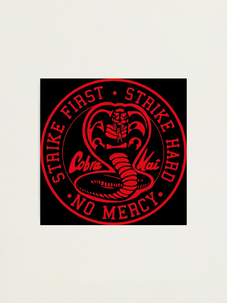 Lámina fotográfica con la obra «Logotipo rojo de Cobra Kai» de DZShirts | Redbubble