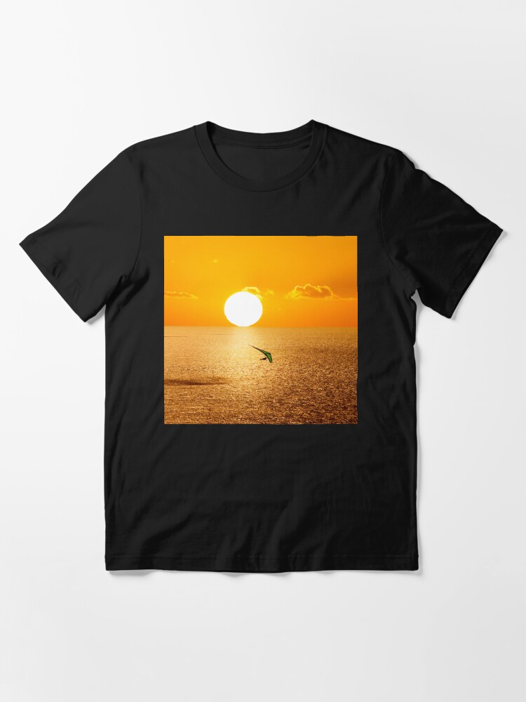 Essential T-Shirt for Sale mit "Über den Pazifik schweben" von Alex ...