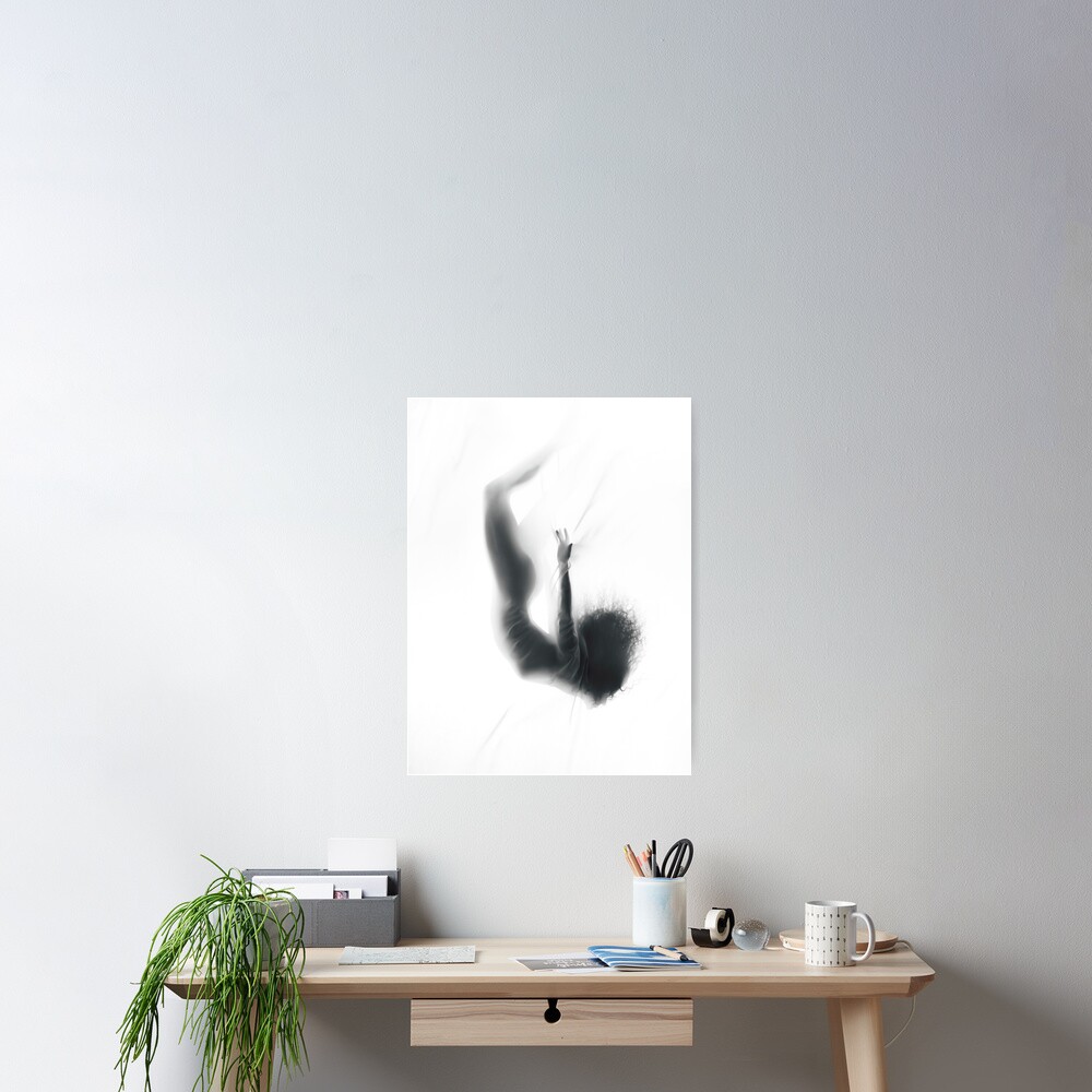 Póster «Silueta de mujer surrealista cayendo en arte de ensueño brumoso ...