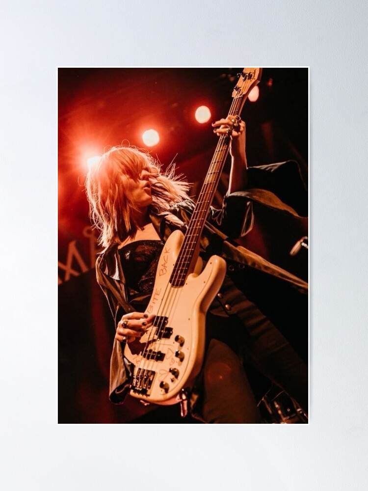 Victoria De Angelis at Maneskin concert Poster venduto da Liesa ...