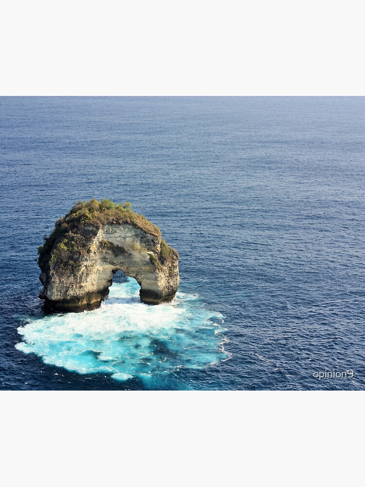 Sticker « Arche naturelle entourée d'océan bleu sur l'île de Nusa ...
