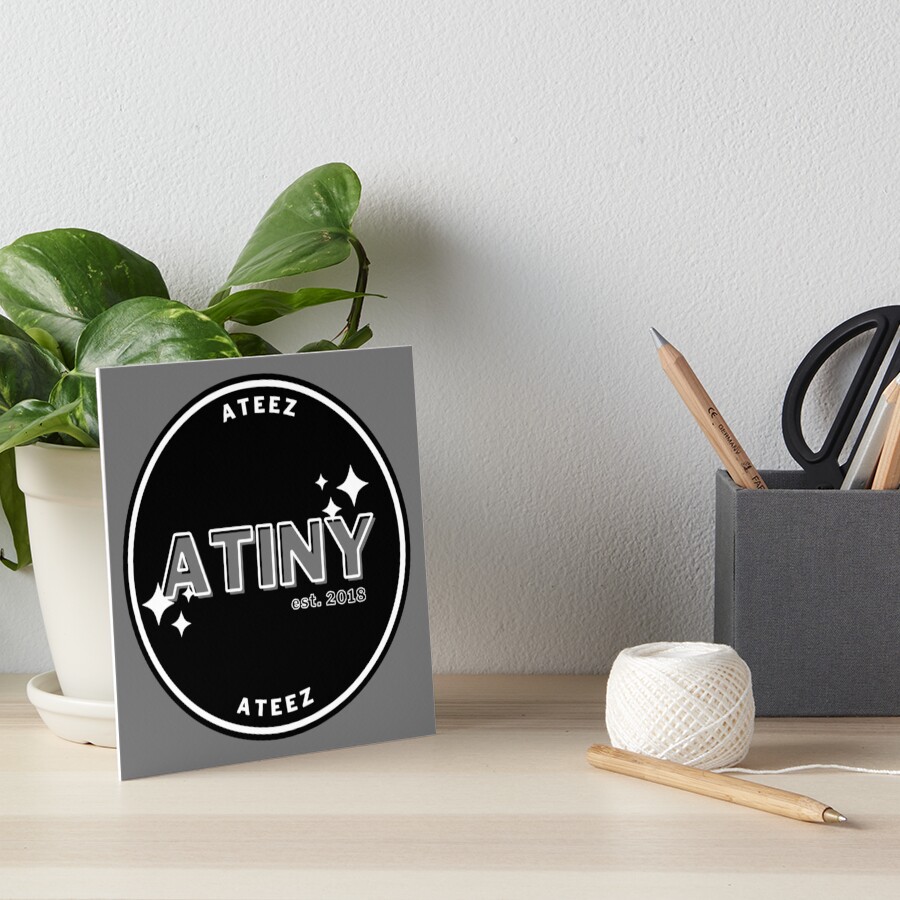 Lámina rígida «ATINY - Insignia de fandom de ATEEZ (versión en blanco y ...