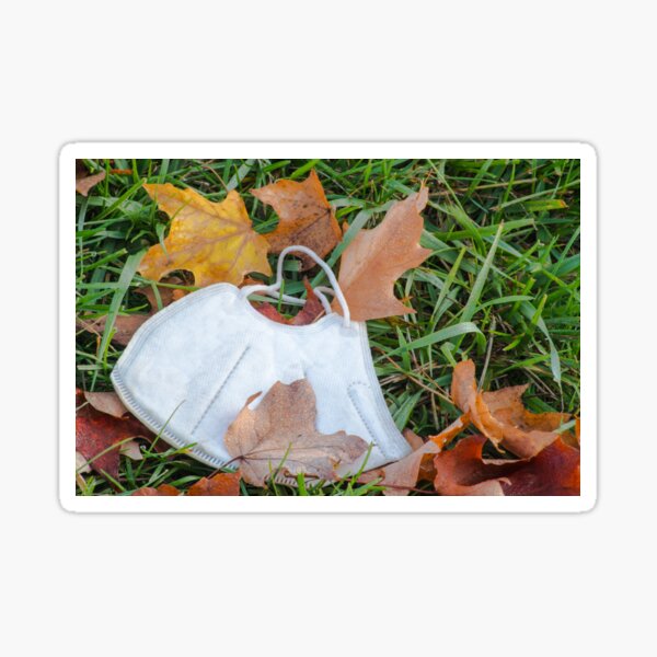 Pegatina «Máscara de EPP dejada entre las hojas de otoño» de bill-s ...