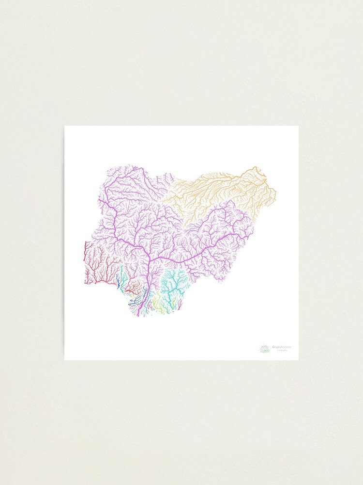 Lámina fotográfica «Mapa de la cuenca del río Nigeria en colores del arco iris con fondo blanco ...