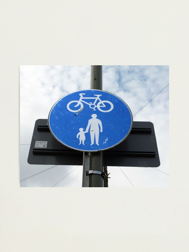 Lámina fotográfica «señal de bicicletas y peatones» de pinkal | Redbubble