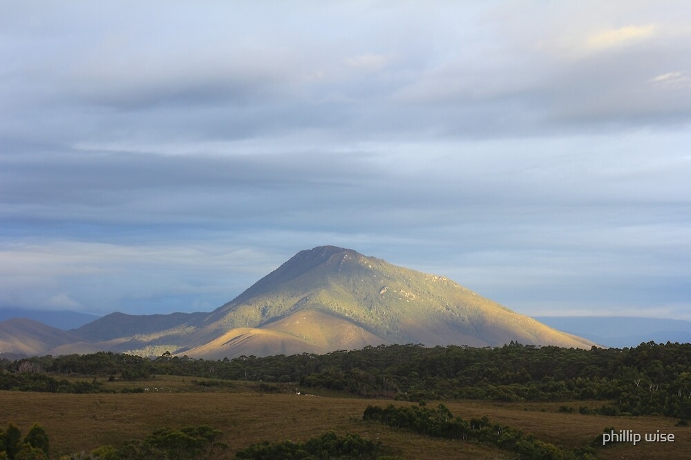 "Mt Zeehan , Tasmania" by phillip wise | Redbubble