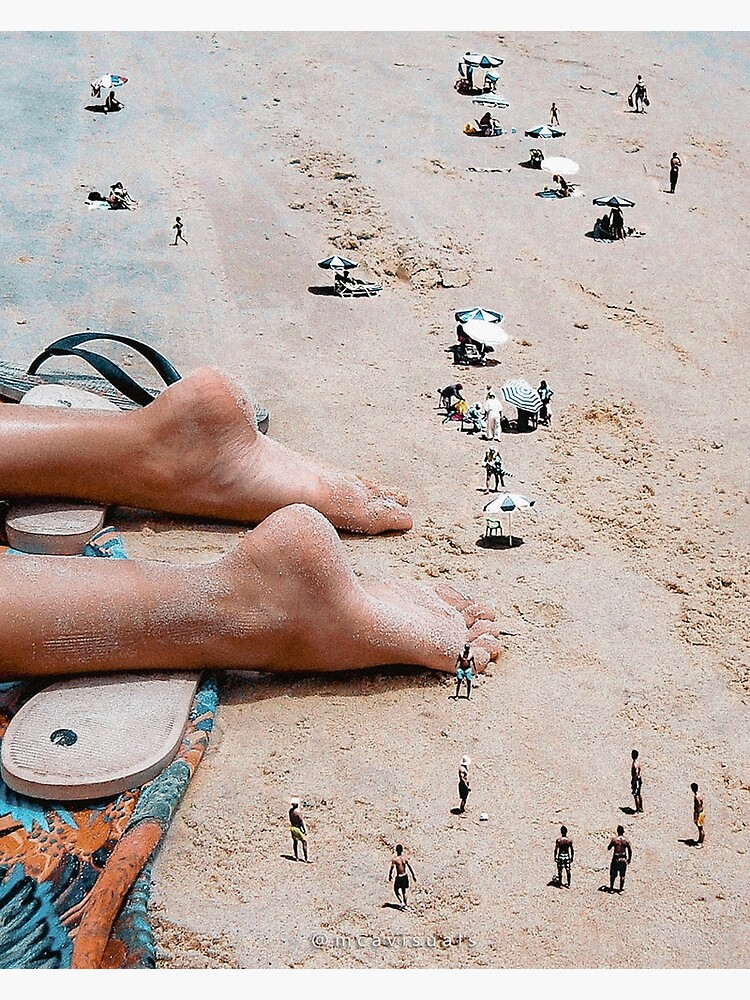 "Riesige Füße am Strand von mcavisuals" Poster von mcavisuals | Redbubble