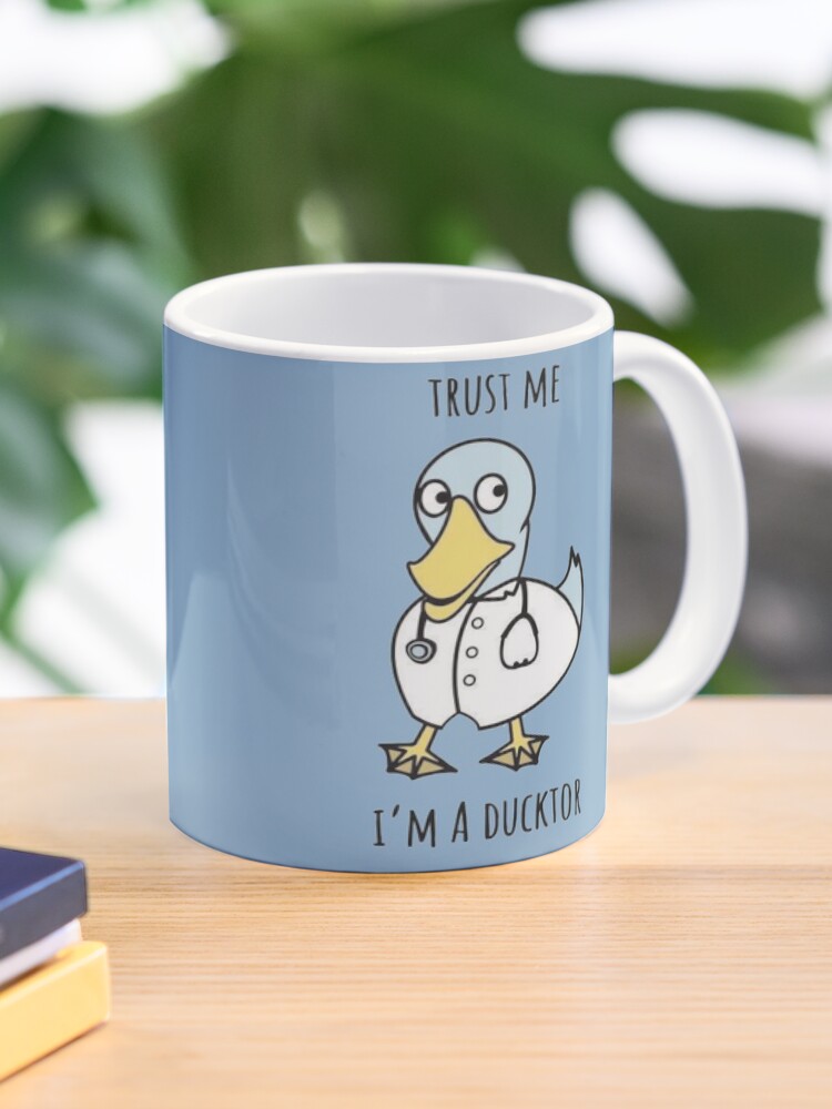 Kaffeebecher for Sale mit "Vertrauen Sie mir, ich bin ein Ducktor ...