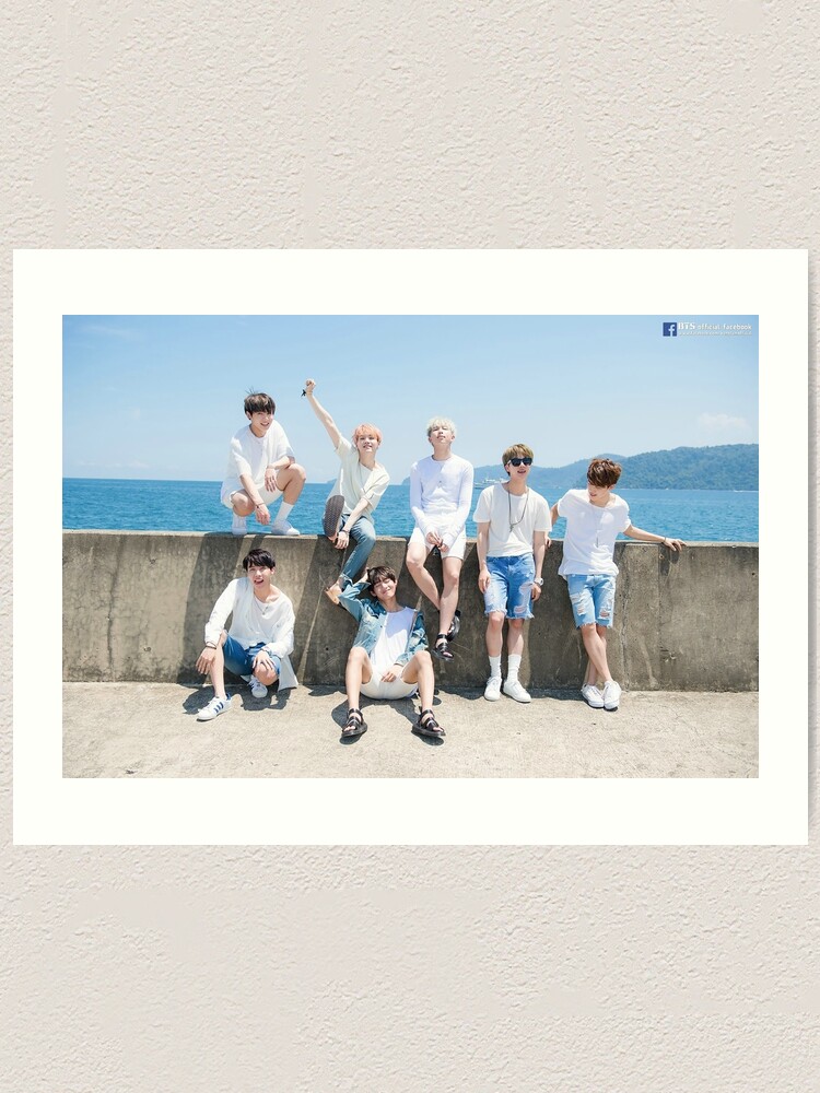 Lámina artística «Cartel BTS - Playa» de planetkidpj | Redbubble