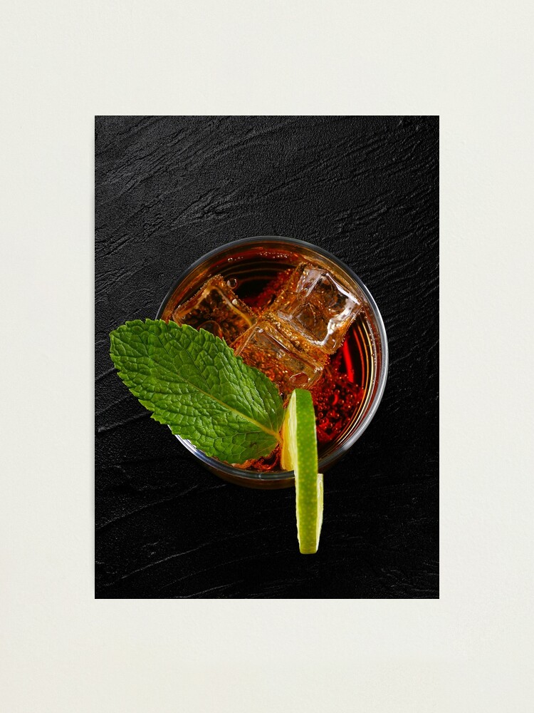 Lámina fotográfica «Cóctel de ron con cola y menta — Afiche/pizarra de ...