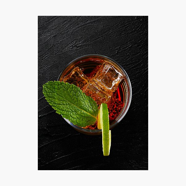 Lámina fotográfica «Cóctel de ron con cola y menta — Afiche/pizarra de ...