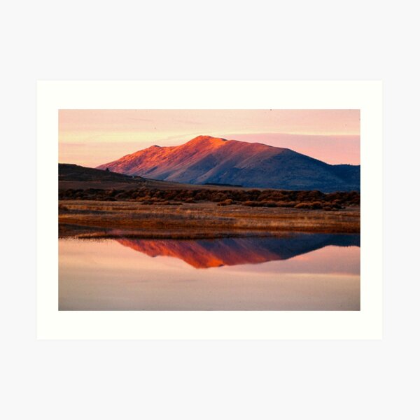 Lámina artística «Amanecer en el diseño de la montaña del lago.» de ...