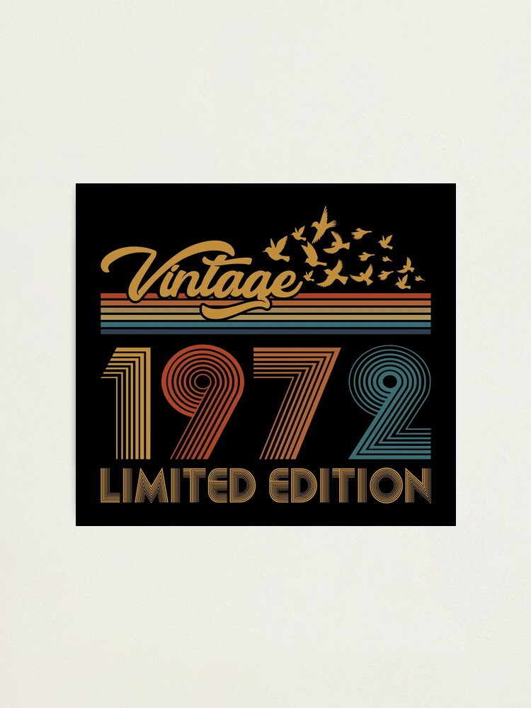 Impression photo « Vintage 1972 Édition Limitée Anniversaire Rétro », par Creative-teez | Redbubble