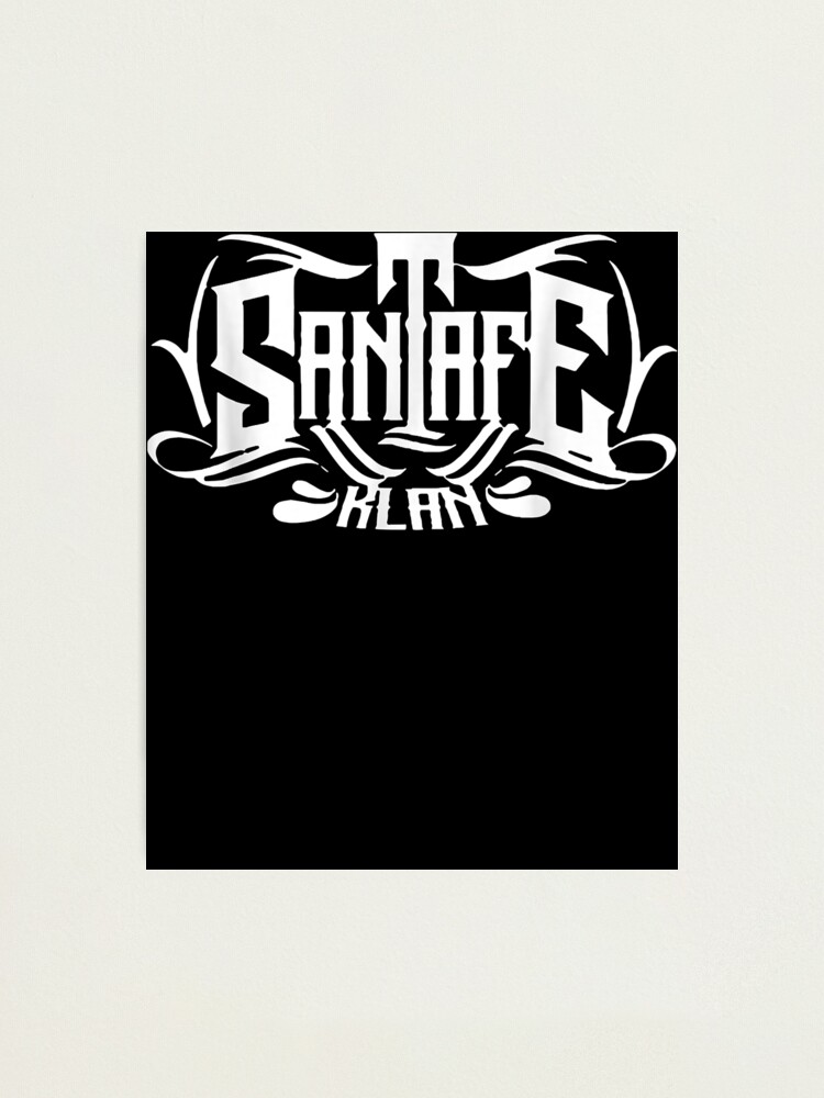 Lámina fotográfica «Santa Fe Klan Merch Camiseta con el logotipo de ...