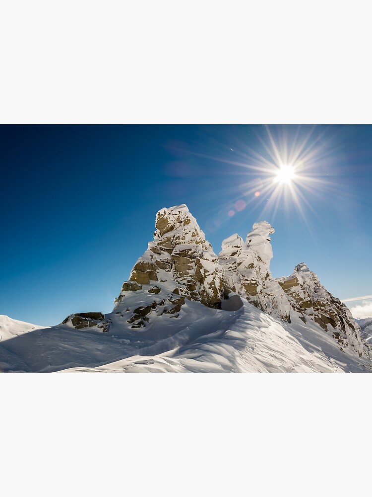 Póster «Tiro de ángulo bajo de rayos de sol cayendo sobre montañas ...