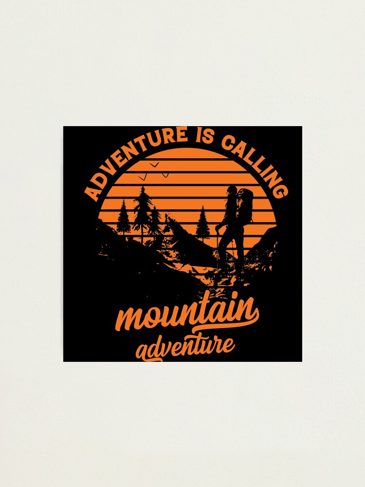 "Ein Design mit Bergen und einem Wanderer und dem Slogan Adventure is ...