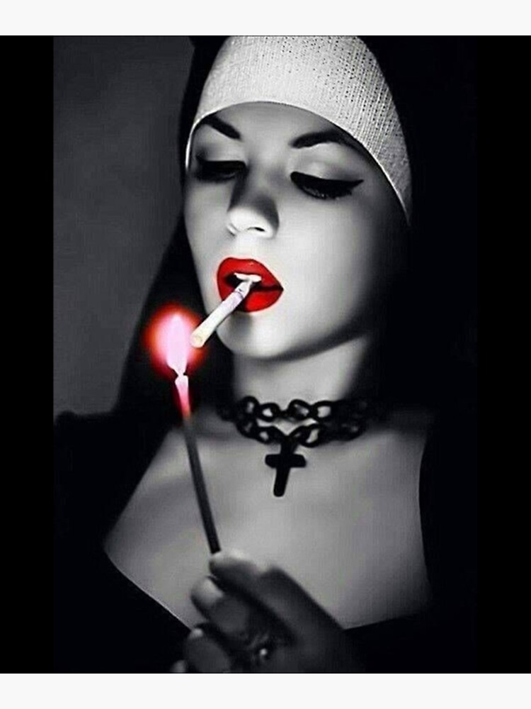 Póster «Monja sexy en blanco y negro fumando cigarrillo» de ...