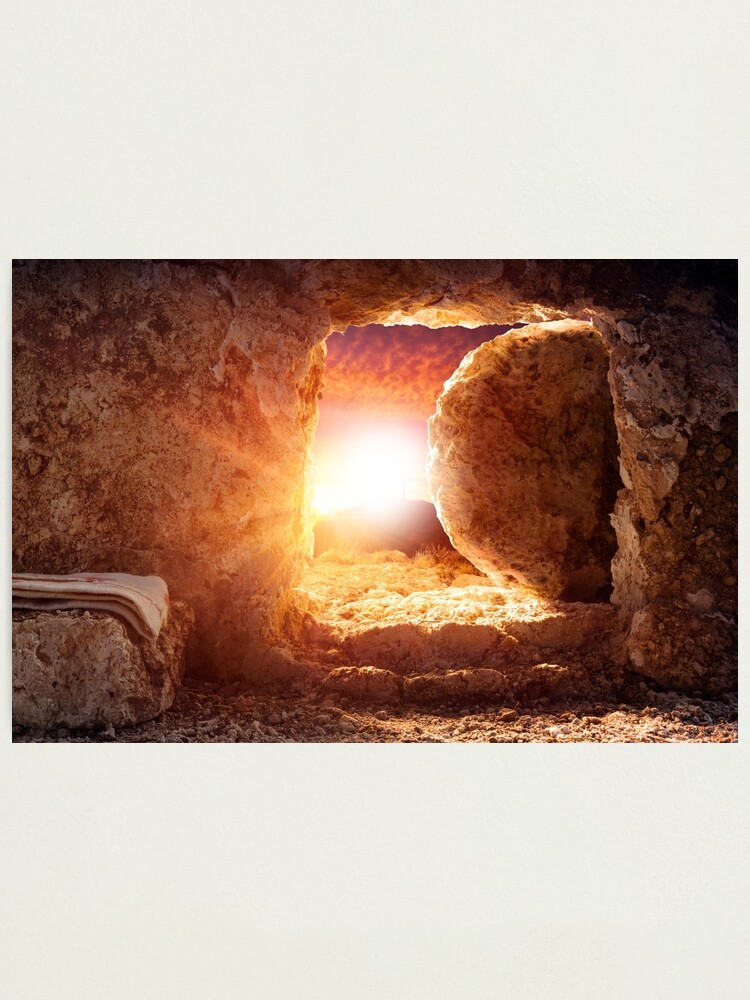 "Leeres Grab mit Leichentuch bei Sonnenaufgang Leeres Grab Jesu bei Sonnenaufgang mit steinernem ...