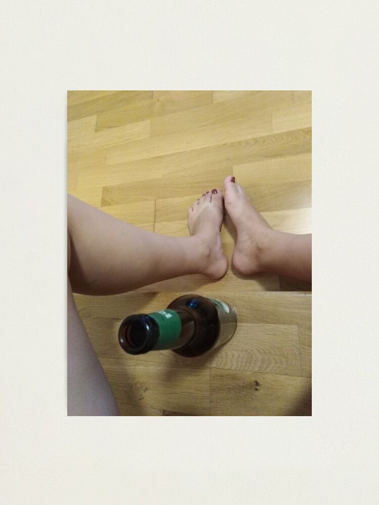 Lámina fotográfica «Una botella de cerveza entre los pies, las plantas ...