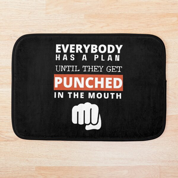 "Jeder hat einen Plan, jeder hat einen Plan, bis er auf den Mund geschlagen wird" Badematte von ...