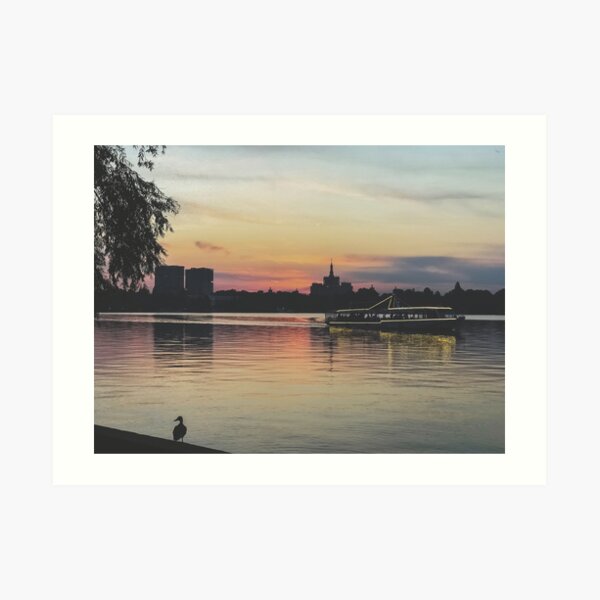 Lámina artística «Vista al atardecer del lago de la ciudad con una ...