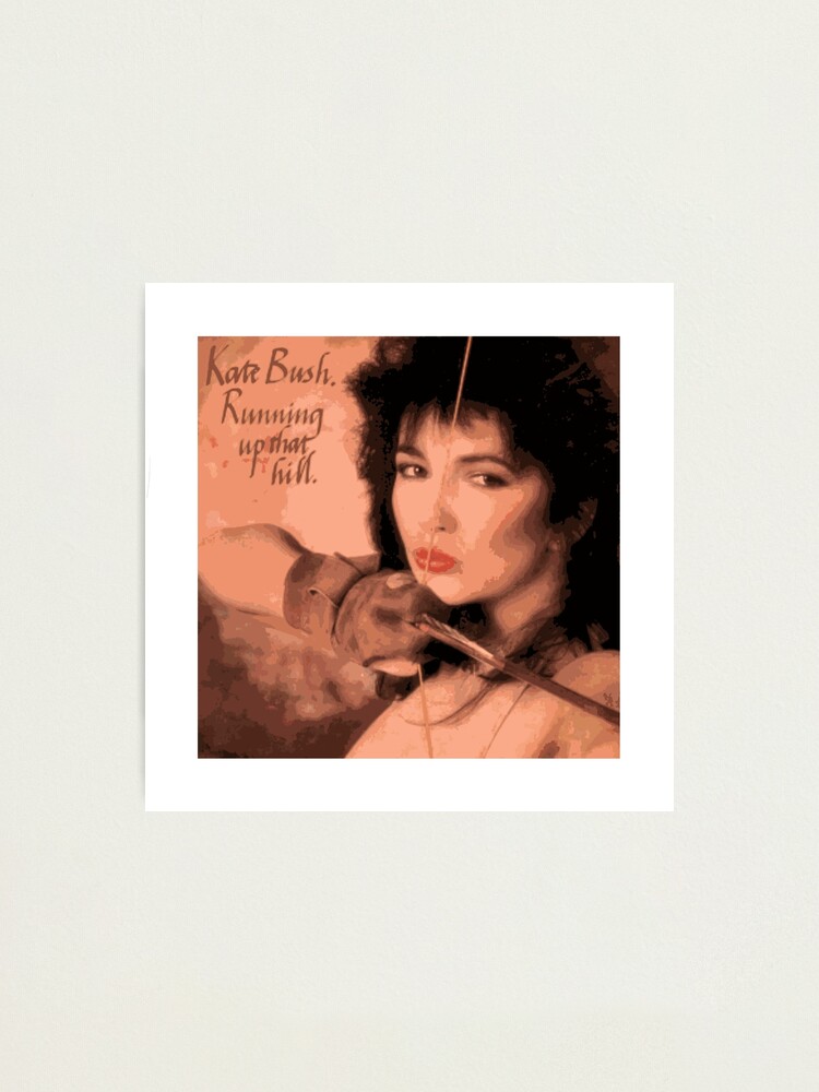 "Stranger Things Kate Bush rennt den Hügel hoch Merch" Fotodruck von ...