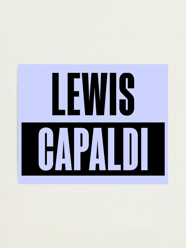 Lámina fotográfica «Lewis Capaldi Merch Lewis Capaldi Logo, Jóvenes ...