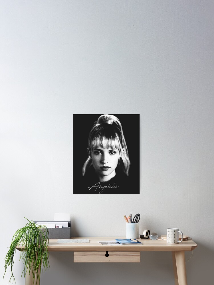 Poster for Sale avec l'œuvre « Angèle - Portrait » de l'artiste ...