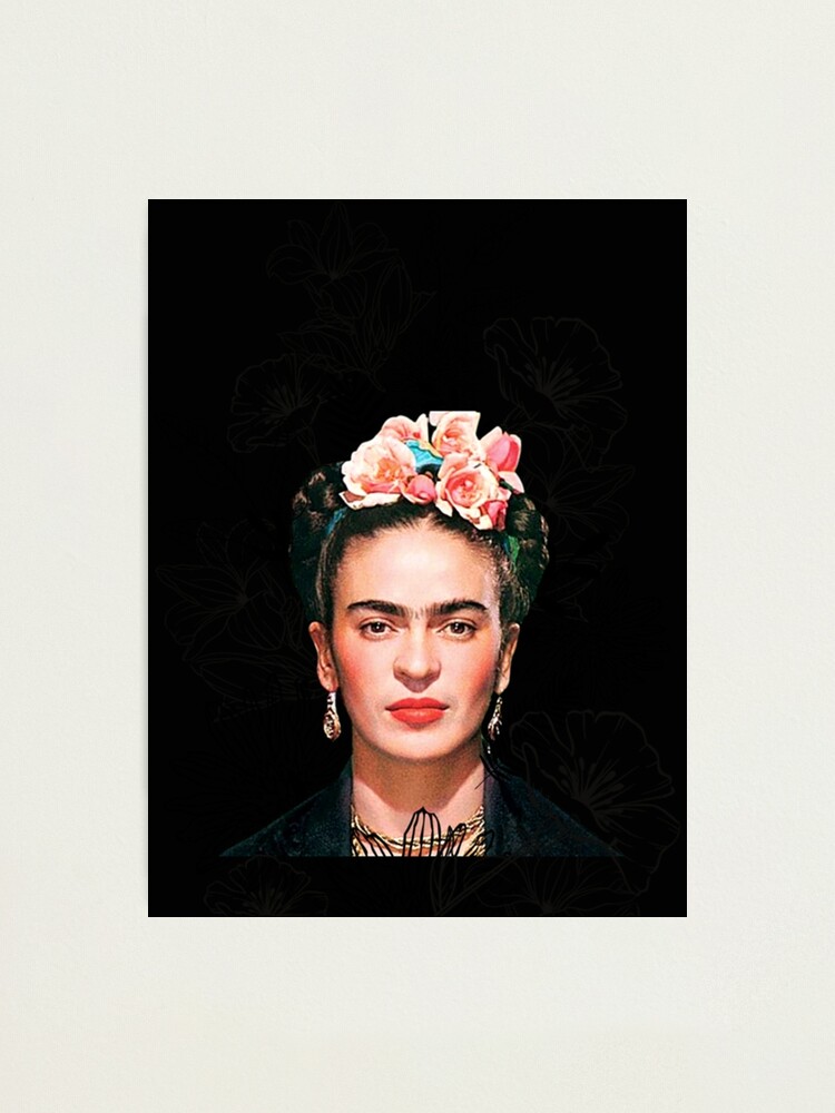 Lámina fotográfica «Frida Kahlo retrato a color, flores blanco y negro ...