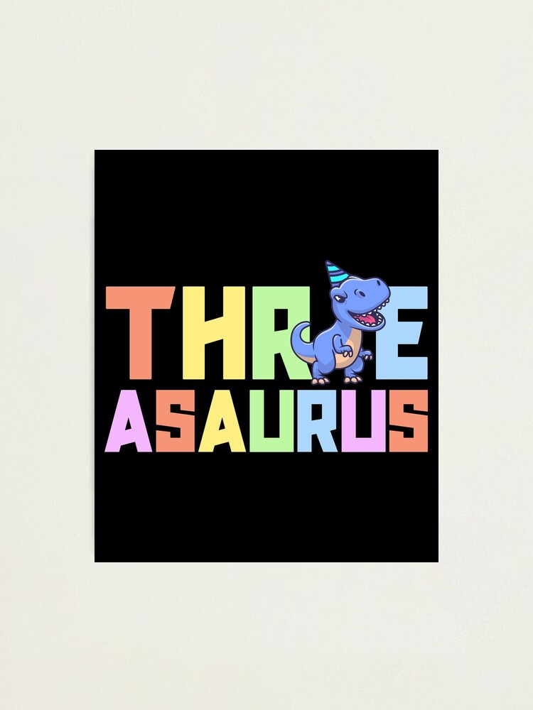 Lámina fotográfica «Three-Asaurus Fiesta de cumpleaños de dinosaurios ...