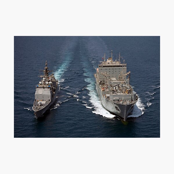 Lámina fotográfica «El USS Cape St. George se junta con el USNS Charles ...