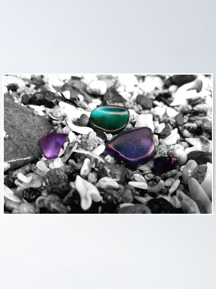 "Beach Glass Teal und Purple auf schwarzen und weißen Kieselsteinen und ...