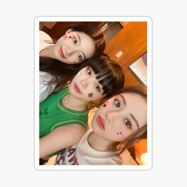 "LE SSERAFIM" Sticker for Sale by kmixx | Redbubble