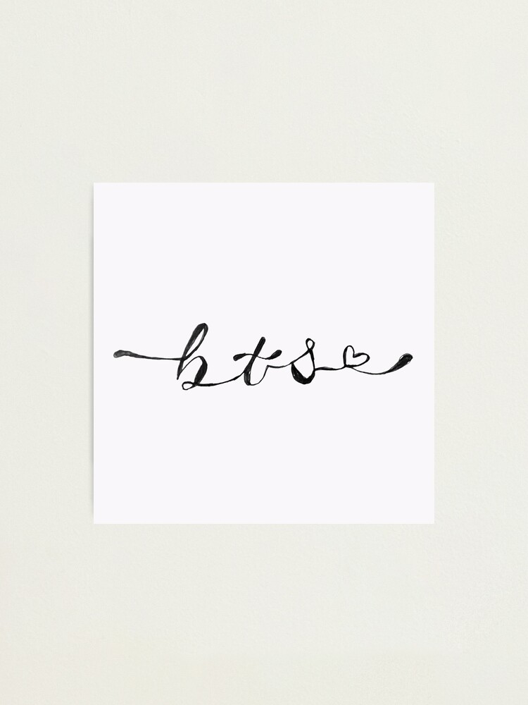 Lámina fotográfica «BTS cursiva con una escritura de corazón» de ...