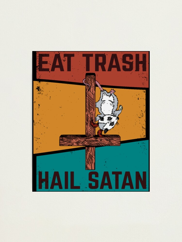 Lámina fotográfica «Eat Trash Hail Retro Possum Demonio Oculto Baphomet ...