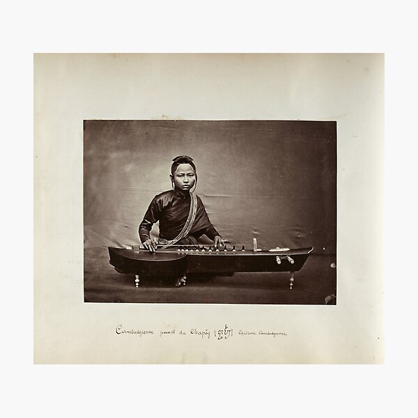 Lámina fotográfica «Niña camboyana de la década de 1870 tocando el ...